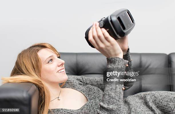 women looking at virtual reality device 이미지 (511810100) - 게티이미지뱅크