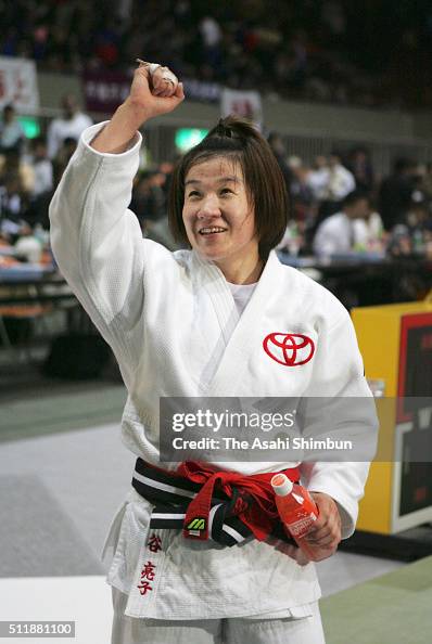 Ryoko Tani Celebrates Winning Gold In The Womens 48kg During The