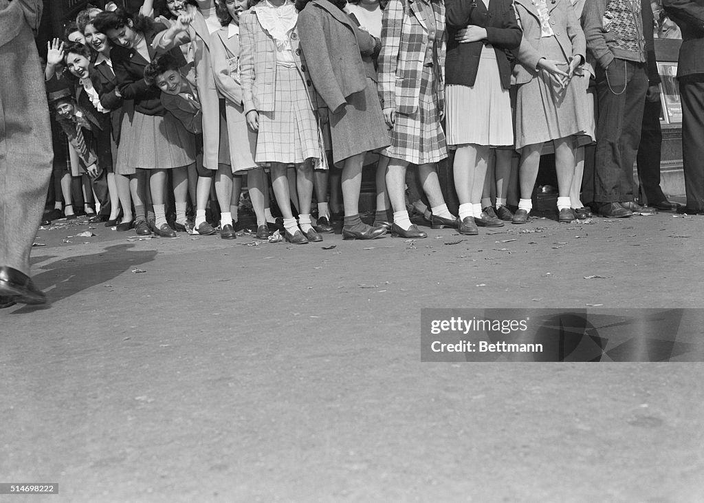 A Sea Of Bobby Sox Wearing Fans Gathers Outside New Yorks Paramount News Photo Getty Images