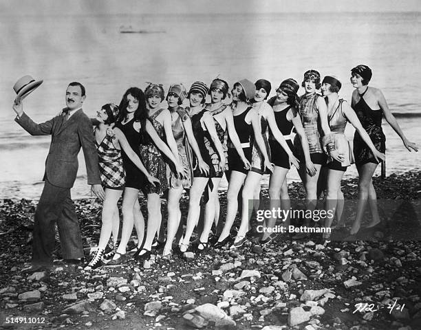 Vintage Beach Bathing Beauties Photos Et Images De Collection Getty