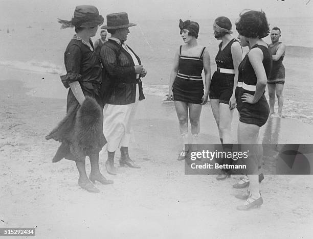 Vintage Beach Bathing Beauties Photos Et Images De Collection Getty