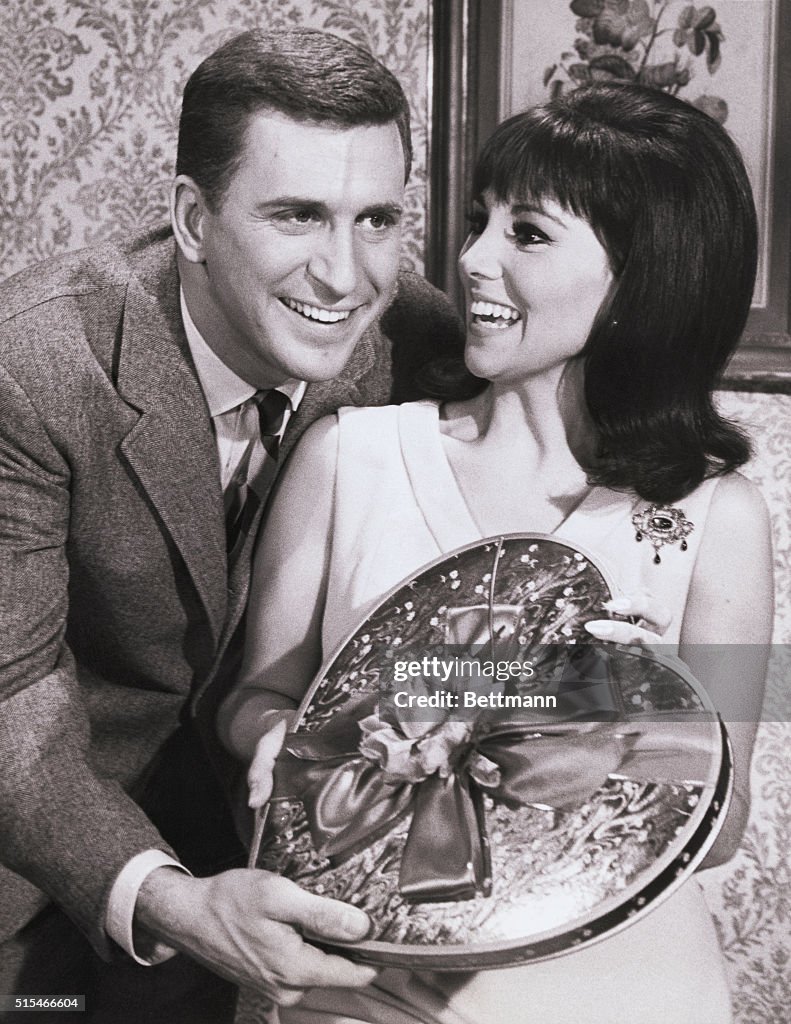 A Scene From The Television Show That Girl Features Ted Bessell As Nachrichtenfoto Getty