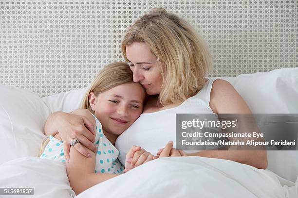 Mother And Tween Daughter Holding Hands Stockfotos En Beelden Getty