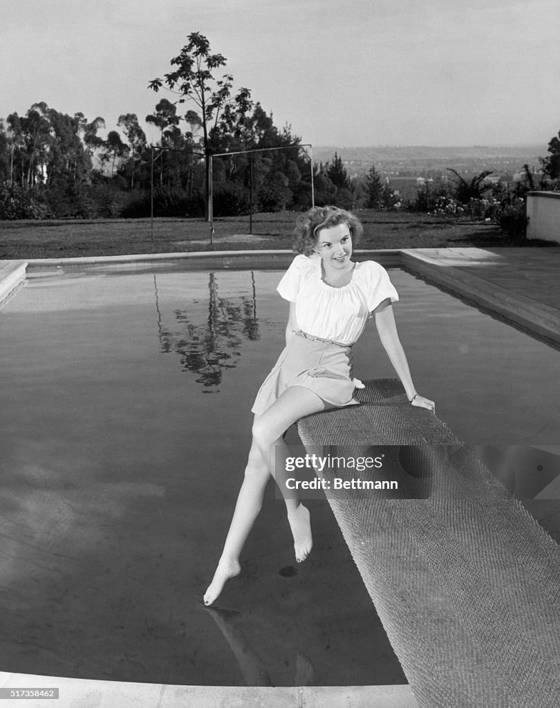 Portrait Of Judy Garland Dressed In A Short Skirt And Blouse Seated Nachrichtenfoto Getty