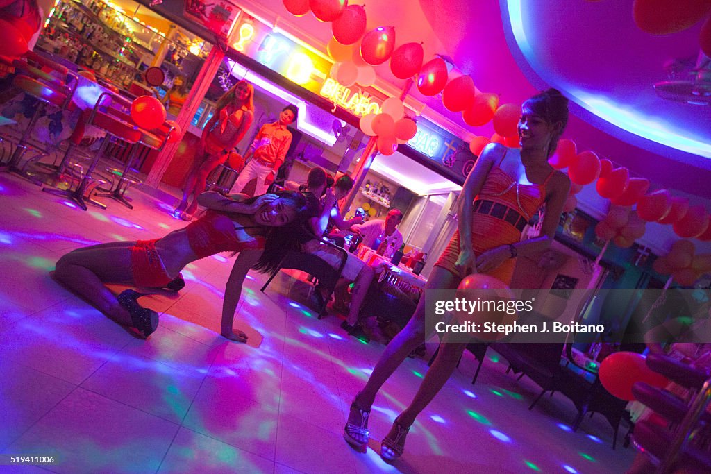 Women Dance At A Bar Girl Bar In Lamai Beach On Ko Samui Island Nachrichtenfoto Getty Images