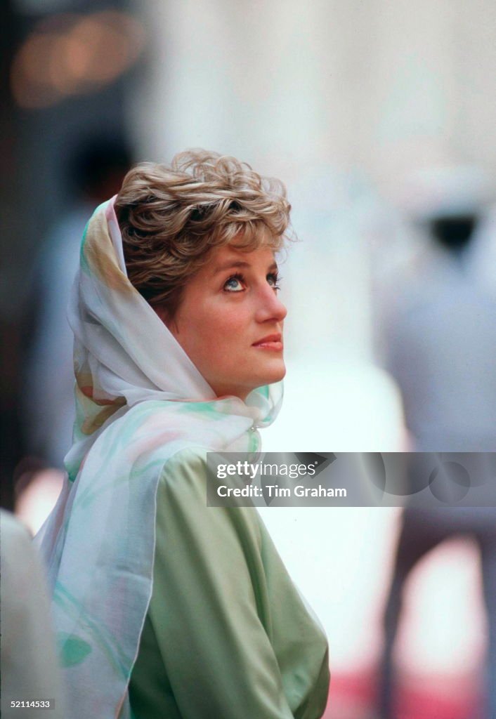 Princess Diana In The Alazhar Mosque In Cairo, Egypt. News Photo ... Princess Diana In The Alazhar Mosque In Cairo, Egypt. News Photo ...