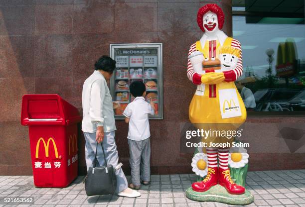 Ronald Mcdonald Statue Photos And Premium High Res Pictures Getty Images