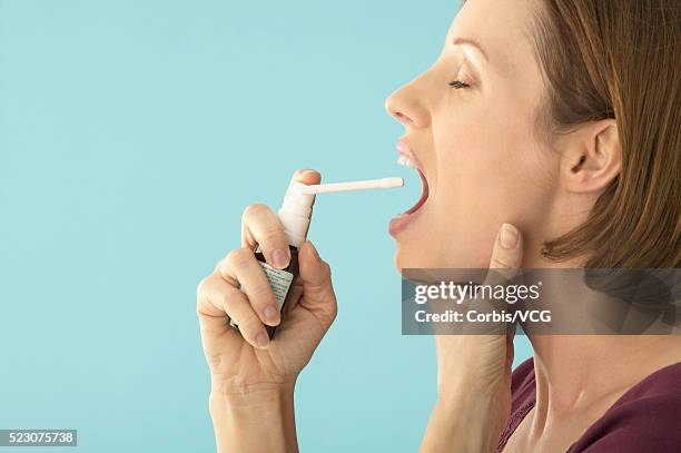 Sore Throat Spray Fotografías E Imágenes De Stock Getty Images