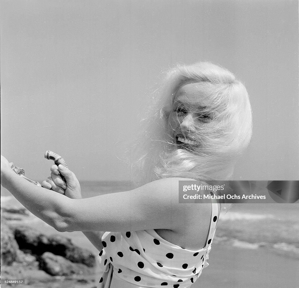 Actress Mamie Van Doren Poses At The Beach In Los Angelesca News Photo Getty Images