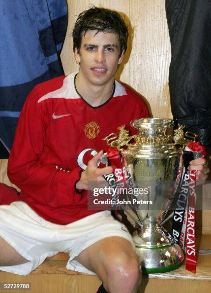 Gerard Pique Of Manchester United Celebrates With The League Trophy News Photo Getty Images