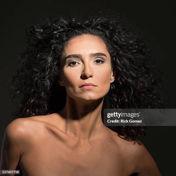 Curly Hair Black Background Fotografías E Imágenes De Stock Getty Images