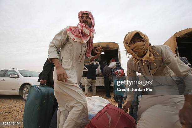 Syrian Refugees Cross Into Jordan Photos Et Images De Collection