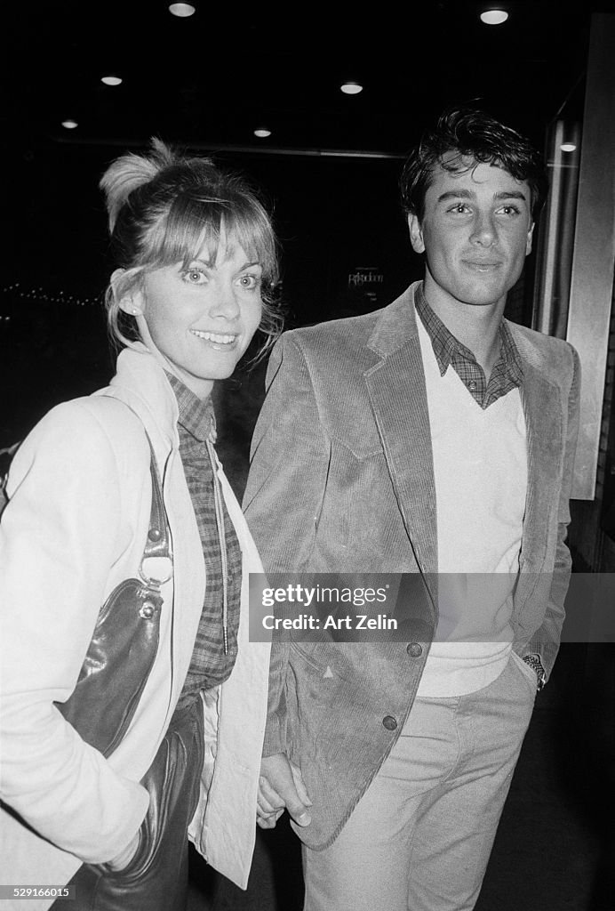 Olivia Newton John With Matt Lattanzi Holding Hands New York Circa News Photo Getty Images