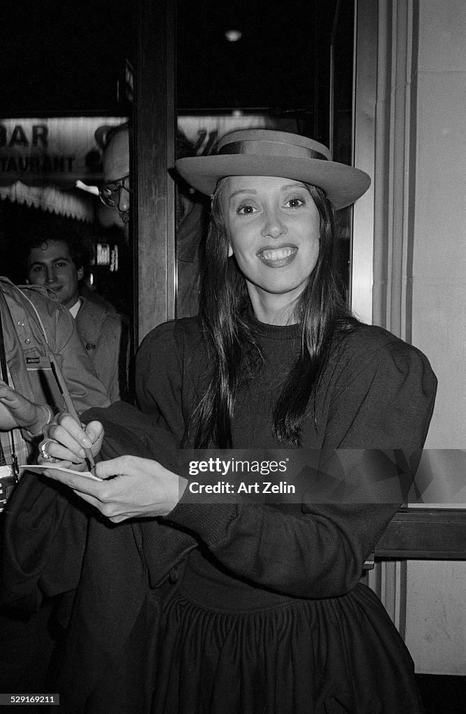 Shelley Duvall signing autographs; circa 1970; New York. News Photo ... Shelley Duvall signing autographs; circa 1970; New York. News Photo ...