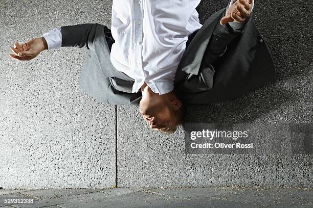 Guy Hanging Upside Down Stockfotos En Beelden Getty Images