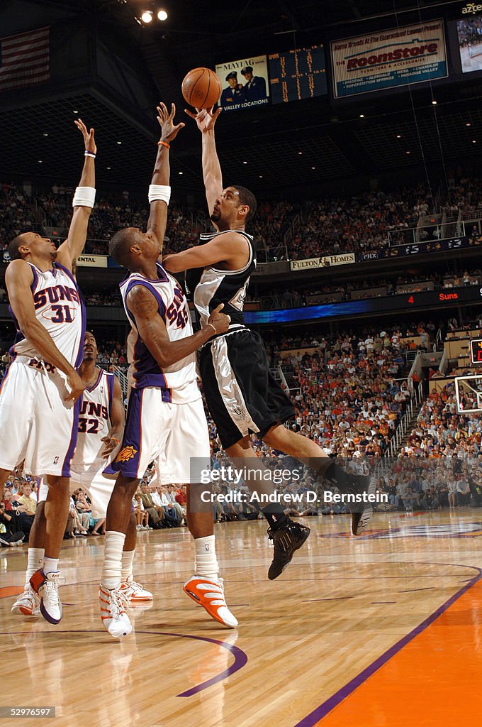 Tim Duncan Of The San Antonio Spurs Shoots Against Steven Hunter Of