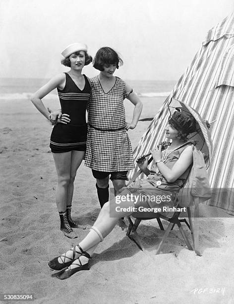 Vintage Beach Bathing Beauties Photos Et Images De Collection Getty
