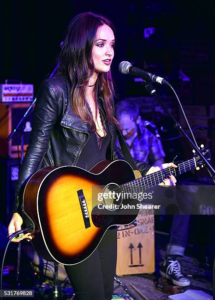 Elizabeth Huett Photos And Premium High Res Pictures Getty Images