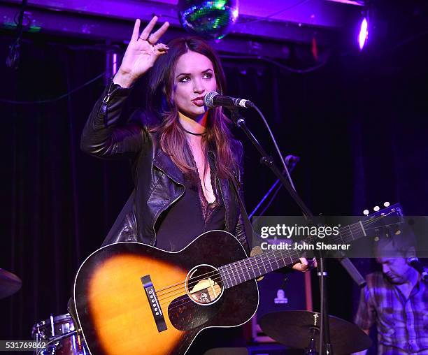 Elizabeth Huett Photos And Premium High Res Pictures Getty Images