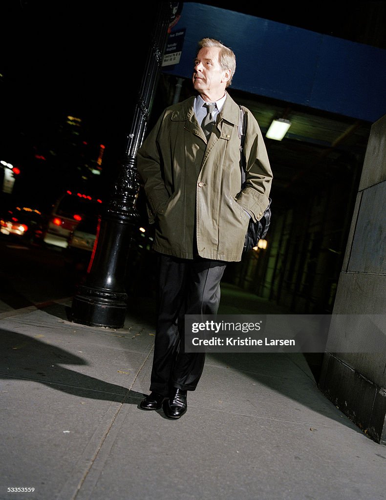 Anchorman Peter Jennings walks home after broadcasting the evening ... Anchorman Peter Jennings walks home after broadcasting the evening ...