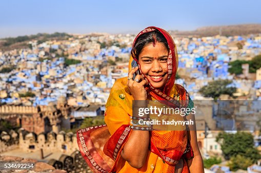Jeune Femme Indienne À Laide Dun Téléphone Mobile Jodhpur Inde Photo