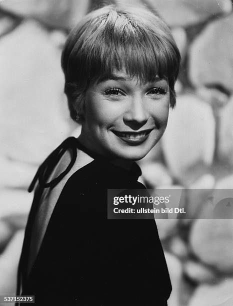 85 Shirley Maclaine 1959 Photos And High Res Pictures Getty Images