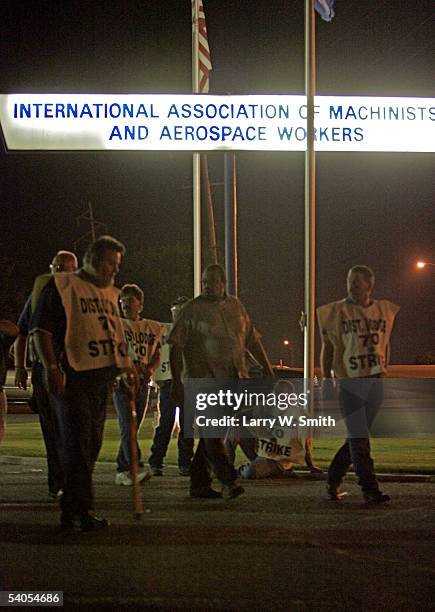 Machinists Union Picket Photos and Premium High Res Pictures - Getty Images Machinists Union Picket Photos and Premium High Res Pictures - Getty Images