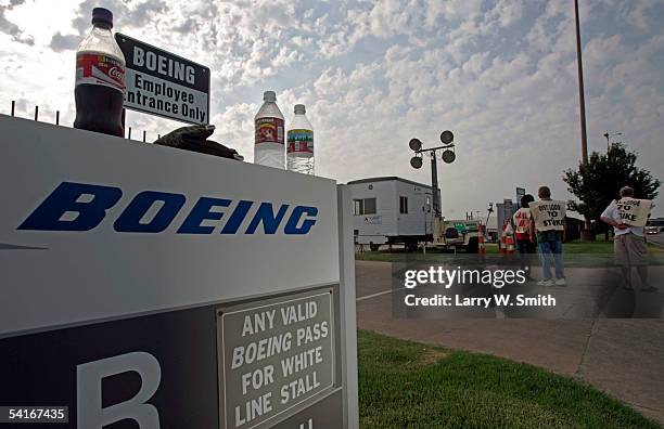 Boeing Machinists Vote To Strike Photos and Premium High Res Pictures ... Boeing Machinists Vote To Strike Photos and Premium High Res Pictures ...