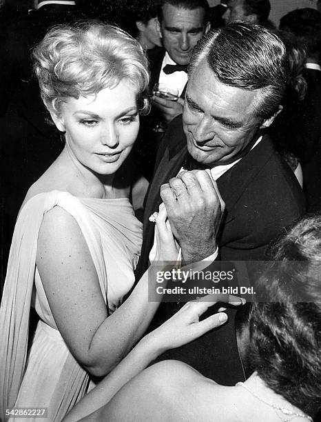 22 Kim Novak And Cary Grant Photos And High Res Pictures Getty Images