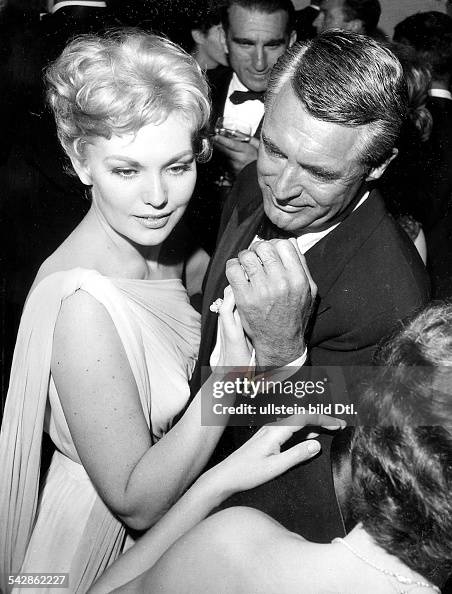Cary Grant Und Kim Novak Beim Tanz 1959 News Photo Getty Images