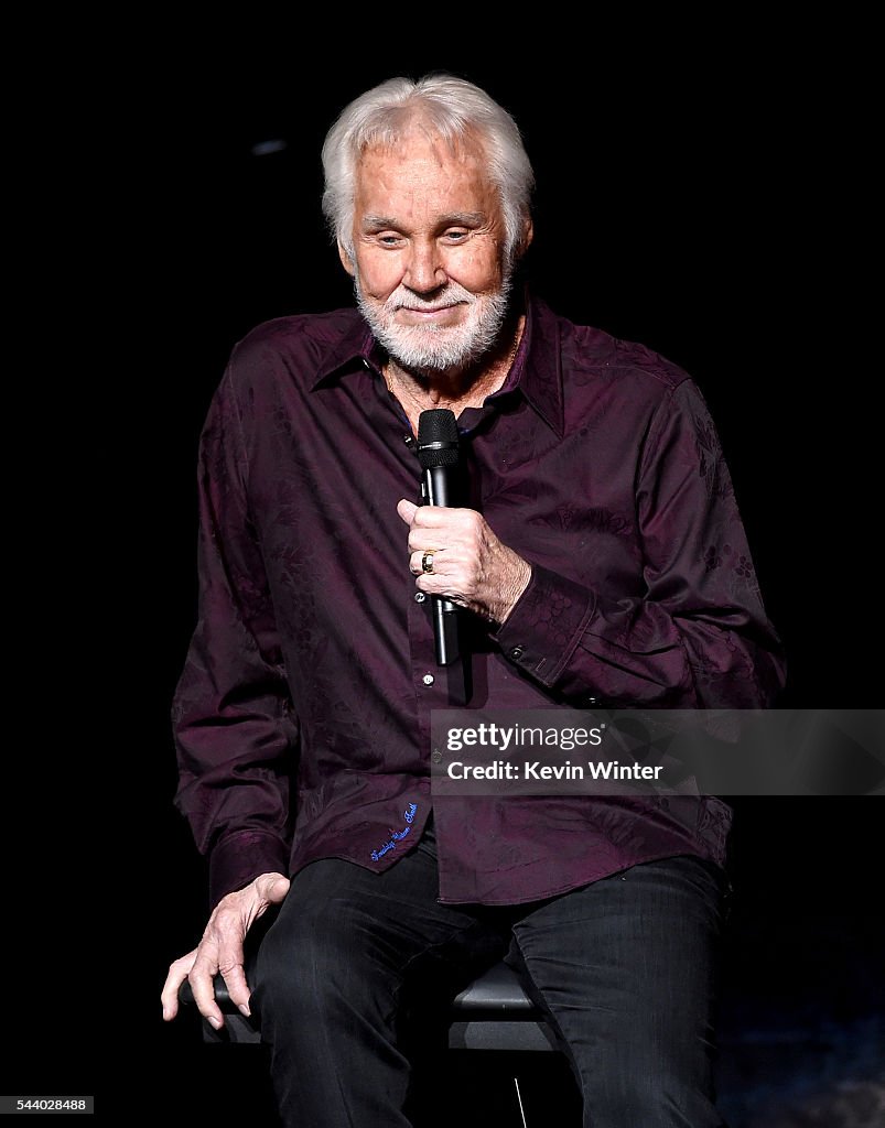 Singer Kenny Rogers Performs Onstage During His Final World Tour The News Photo Getty Images