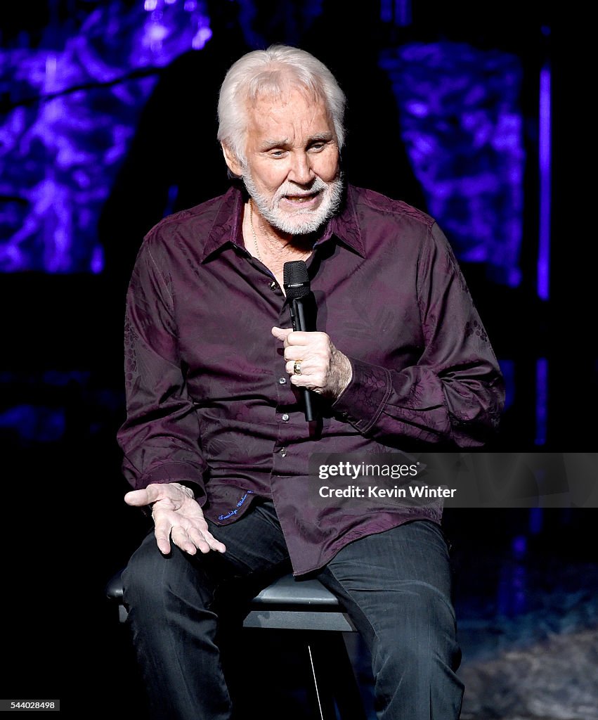 Singer Kenny Rogers Performs Onstage During His Final World Tour The News Photo Getty Images