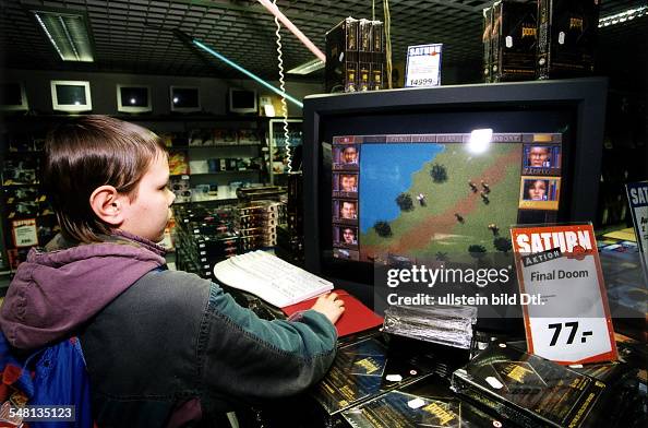 Junge Bedient Ein Computerspiel In Einem Kaufhaus In Berlin 1996 News Photo Getty Images