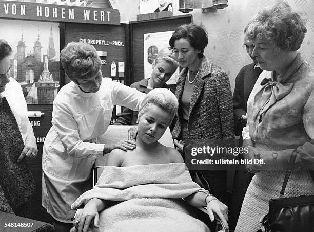 Full Massage Photos And Premium High Res Pictures Getty Images