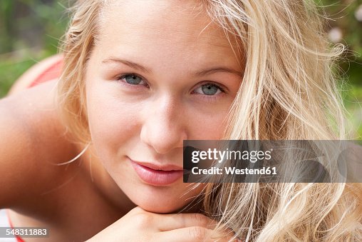 Austria Mondsee Teenage Girl Sunbathing Foto De Stock Getty Images