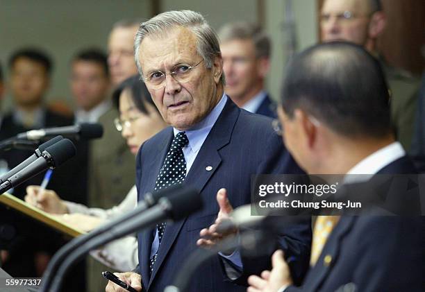 Defence Secretary Donald Rumsfeld Visits Fotografías E Imágenes De