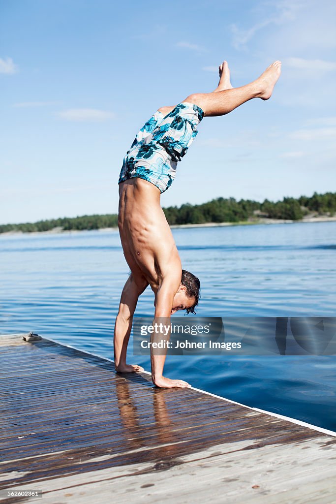 Teenage Boy Doing Handstand On Jetty Stock-Foto - Getty Images Teenage Boy Doing Handstand On Jetty Stock-Foto - Getty Images
