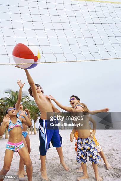 Kinder Mädchen Oben Ohne Am Strand Stock Fotos Und Bilder Getty Images