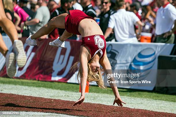 Sooners Cheerleaders Photos And Premium High Res Pictures Getty Images
