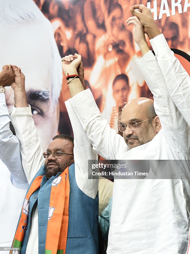 Former Bsp Leader Swami Prasad Maurya Being Welcomed By Bjp President