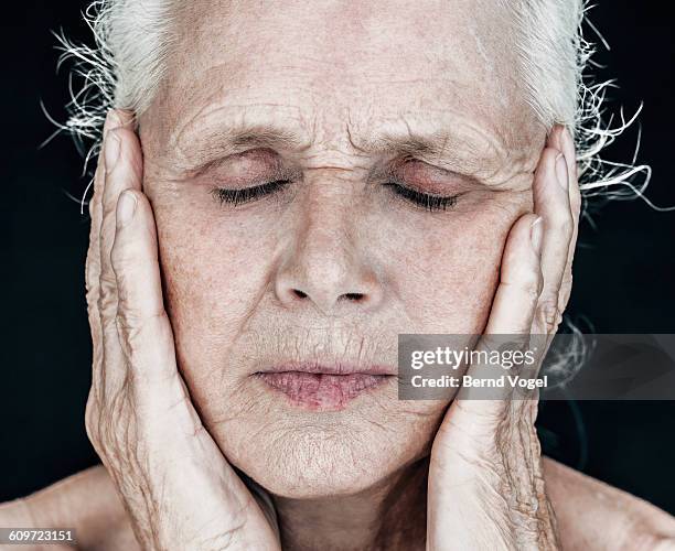 Migraine Black Background Fotografías E Imágenes De Stock Getty Images