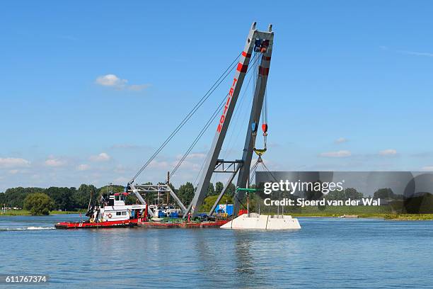 Floating Cranes Photos and Premium High Res Pictures - Getty Images Floating Cranes Photos and Premium High Res Pictures - Getty Images