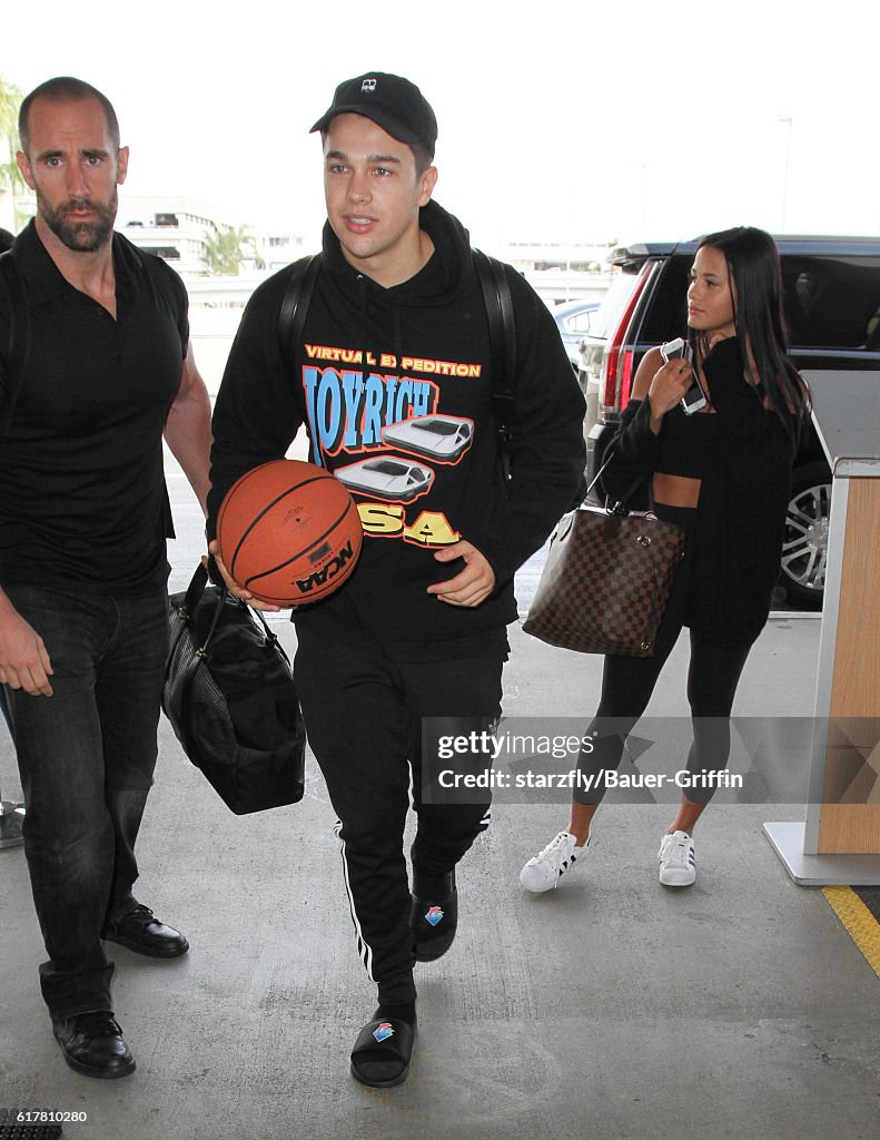 Austin Mahone And Katya Elise Henry Are Seen At Lax On October 24 Photo Dactualité Getty