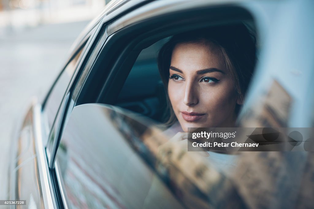 Femme Sérieuse Regardant Par La Fenêtre Dune Voiture Photo Getty Images