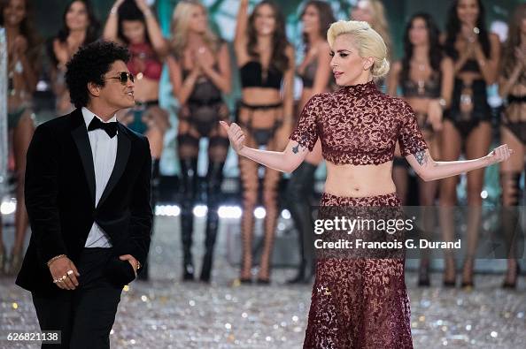 Bruno Mars And Lady Gaga Walk The Runway At The Victorias Secret Nachrichtenfoto Getty Images