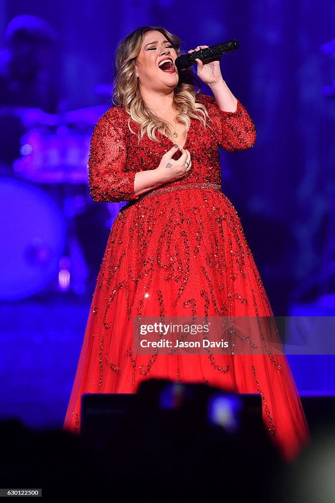 Recording Artist Kelly Clarkson Performs Onstage During The 2016