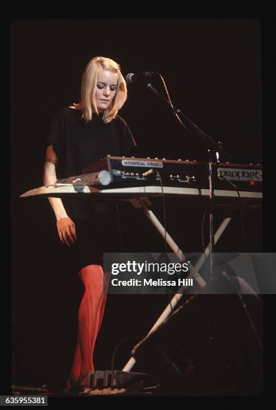 Tina Weymouth Plays Bass With Talking Heads In Concert Nyhetsfoto