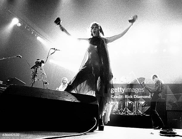 Lindsey Buckingham 1977 Photos And Premium High Res Pictures Getty Images