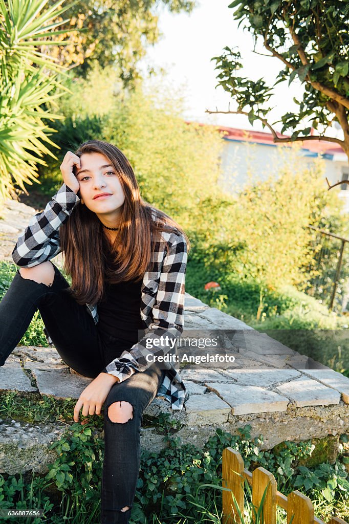 Belle Fille Assise Dans Un Jardin Photo Getty Images