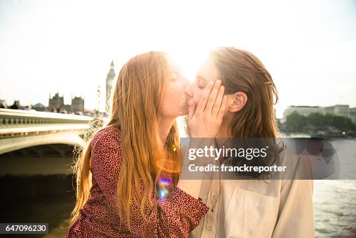 Couple De Lesbiennes Sembrasser Au Crépuscule Photo Getty Images
